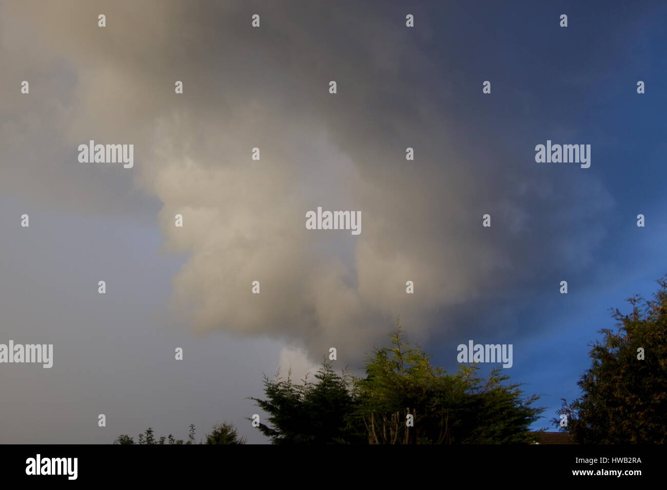 Stratus cloud Storm cloud appearing overhead Stock Photo - Alamy