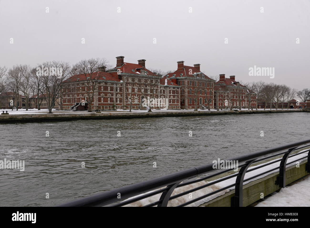 Immigrants arriving ellis island hi-res stock photography and images ...