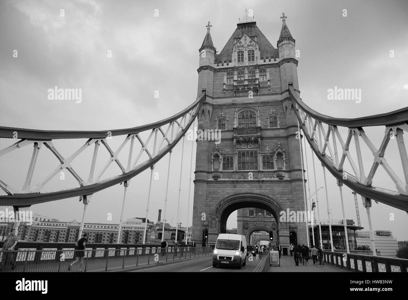 Tower bridge tourists traffic Black and White Stock Photos & Images - Alamy