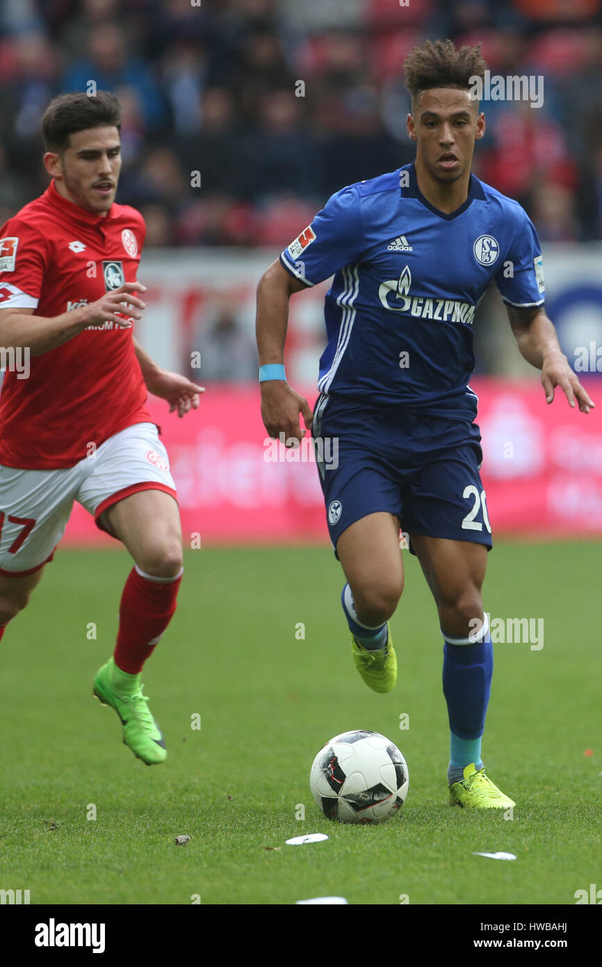 Schalke's Thilo Kehrer (L) and Mainz' Jairo Samperio during the German ...