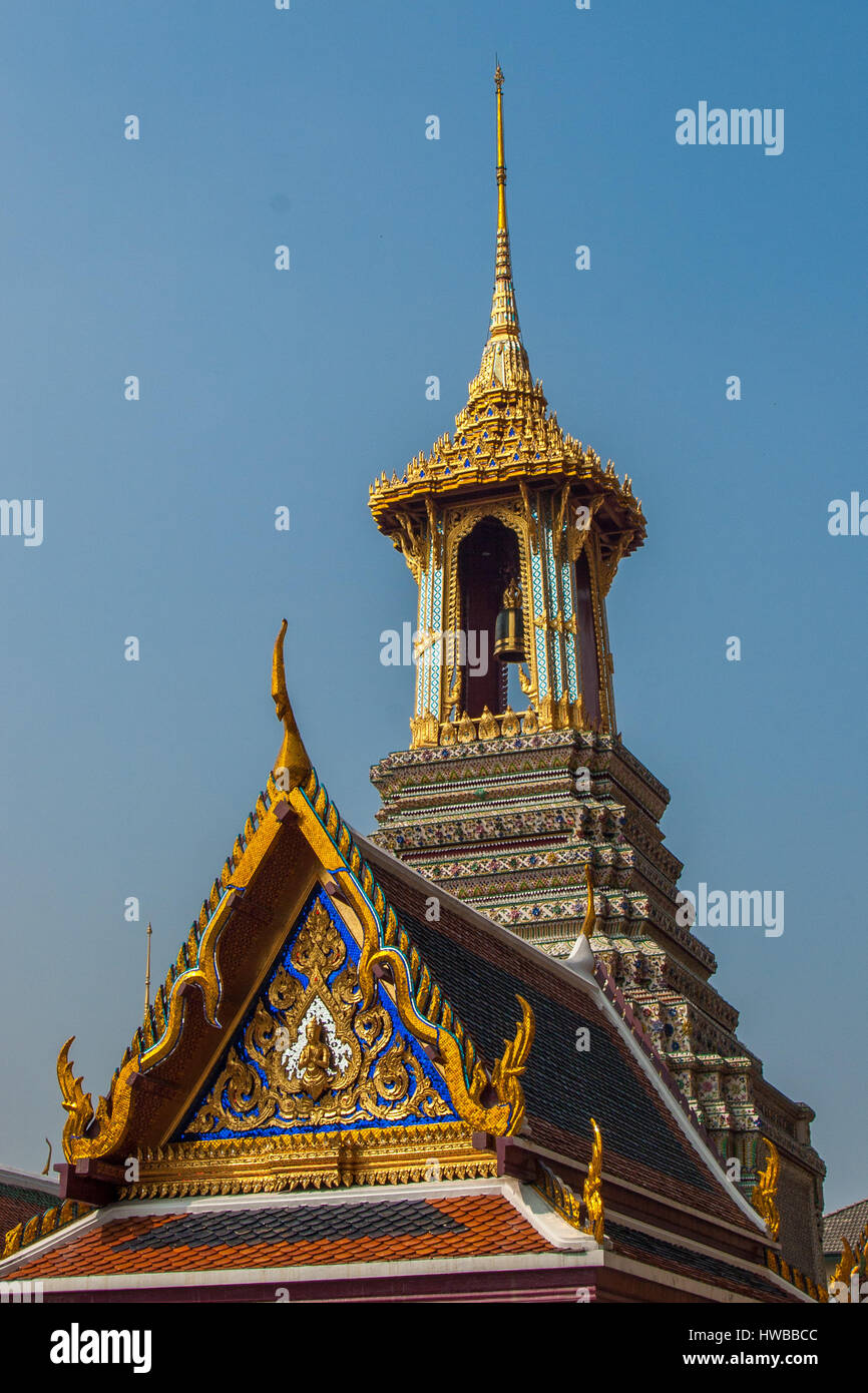 Bangkok, Thailand. 14th Nov, 2006. The bell in the ornate belfry (Ho ...