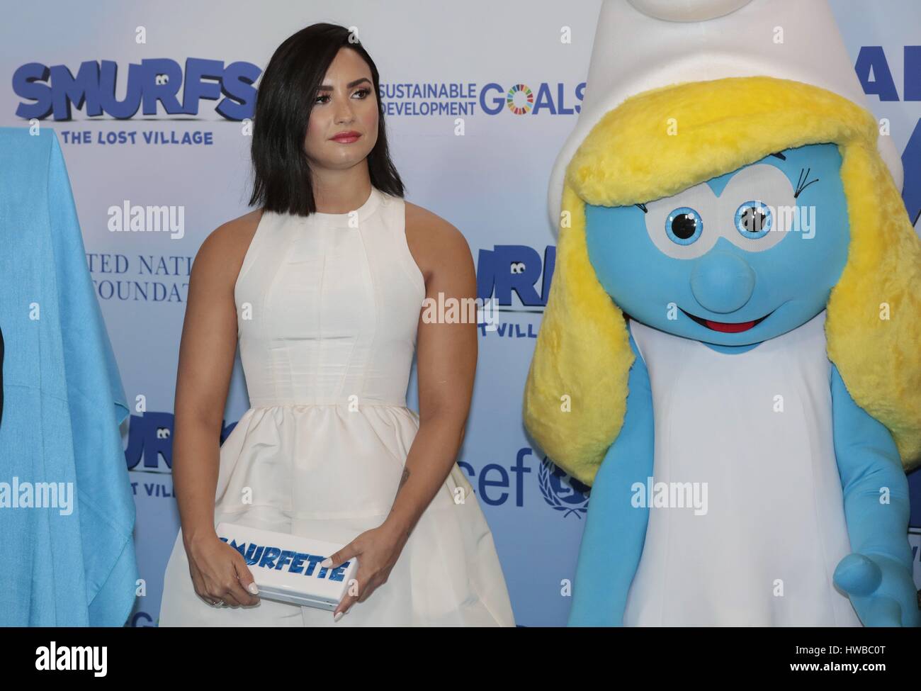 Smurfette hi-res stock photography and images - Alamy