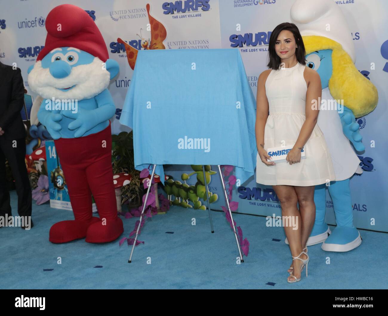 Smurfette hi-res stock photography and images - Alamy