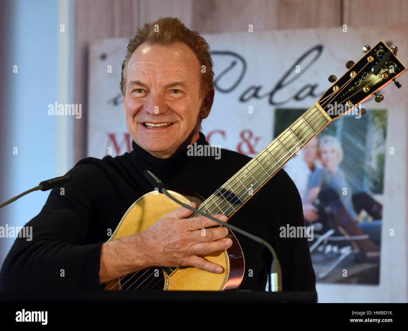 Sting singing hi-res stock photography and images - Alamy