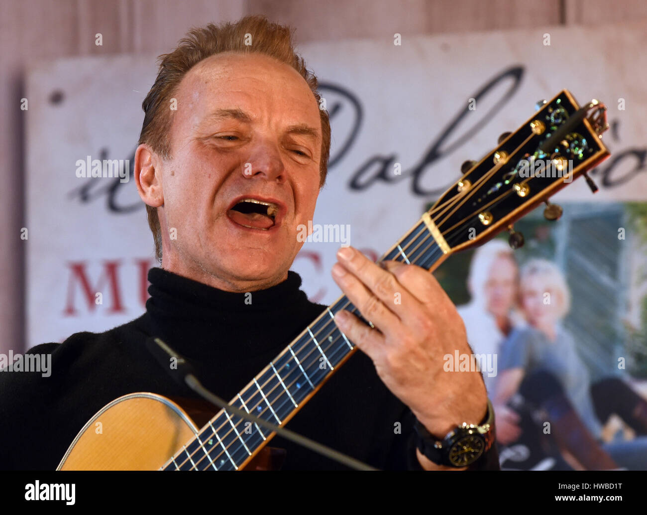 Sting singing hi-res stock photography and images - Alamy