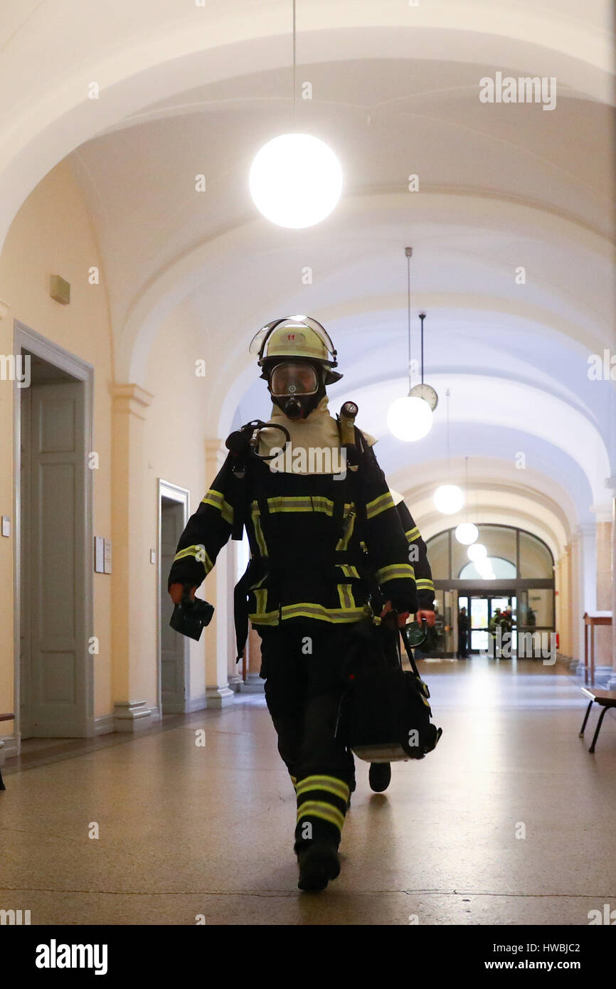 Hamburg, Germany. 20th Mar, 2017. Fire brigade staff with breathing ...