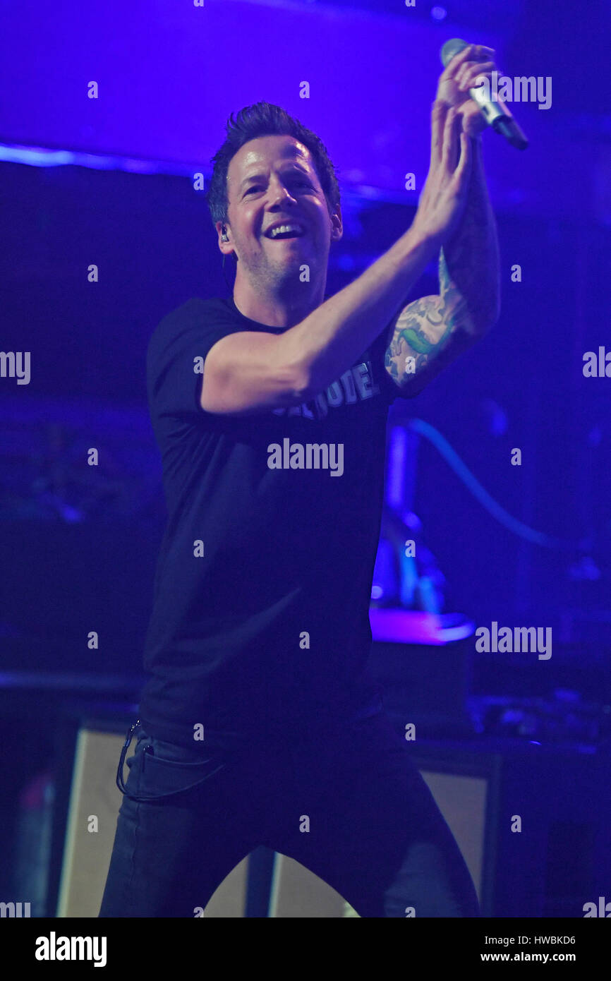 Simple plan concert hi-res stock photography and images - Alamy