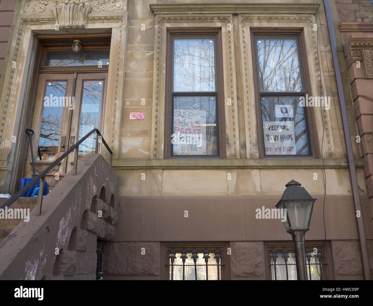 New york brownstone window hi-res stock photography and images - Alamy