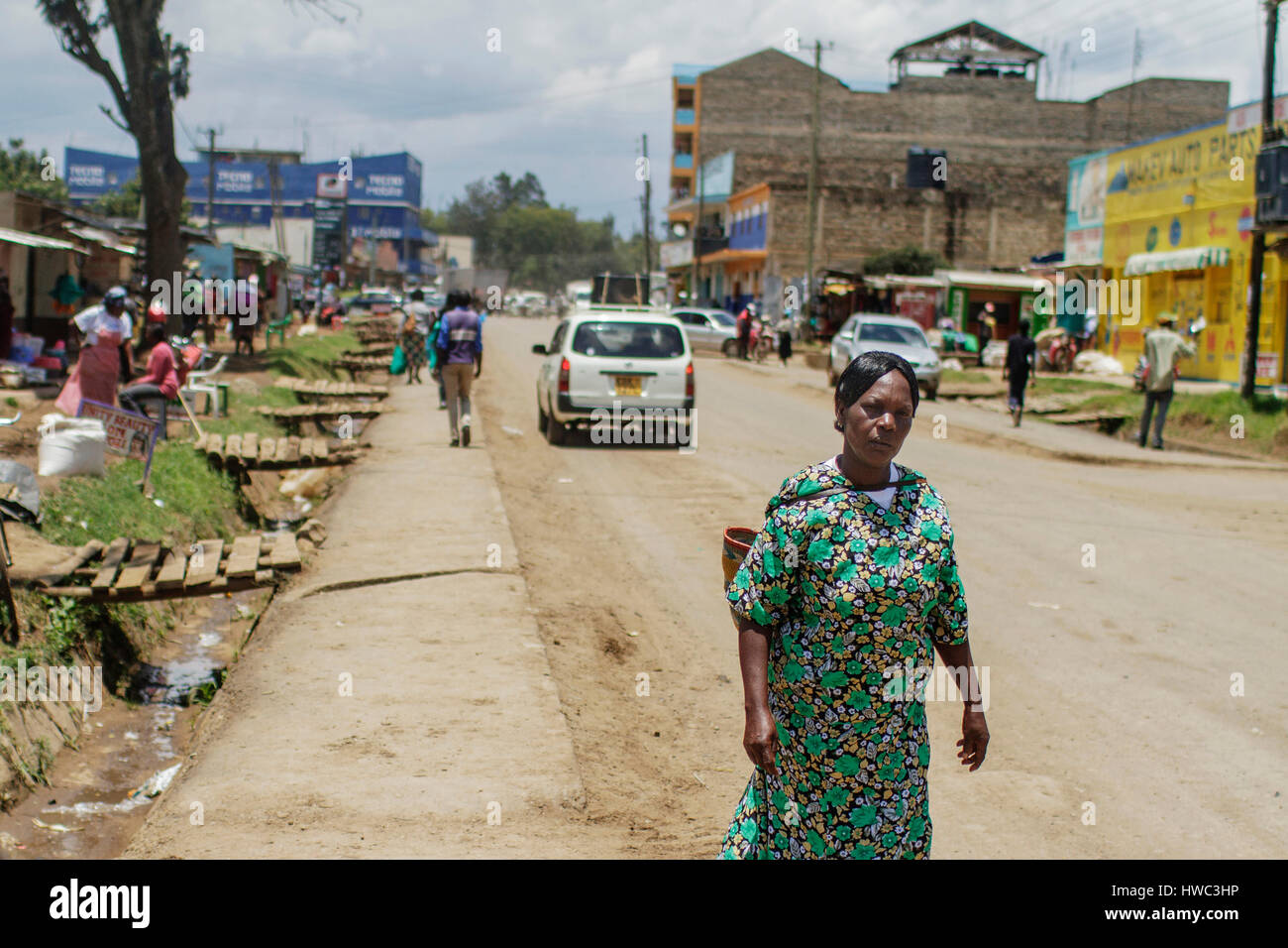 A woman walks to the market in Nanyuki town, Kenya Stock Photo - Alamy
