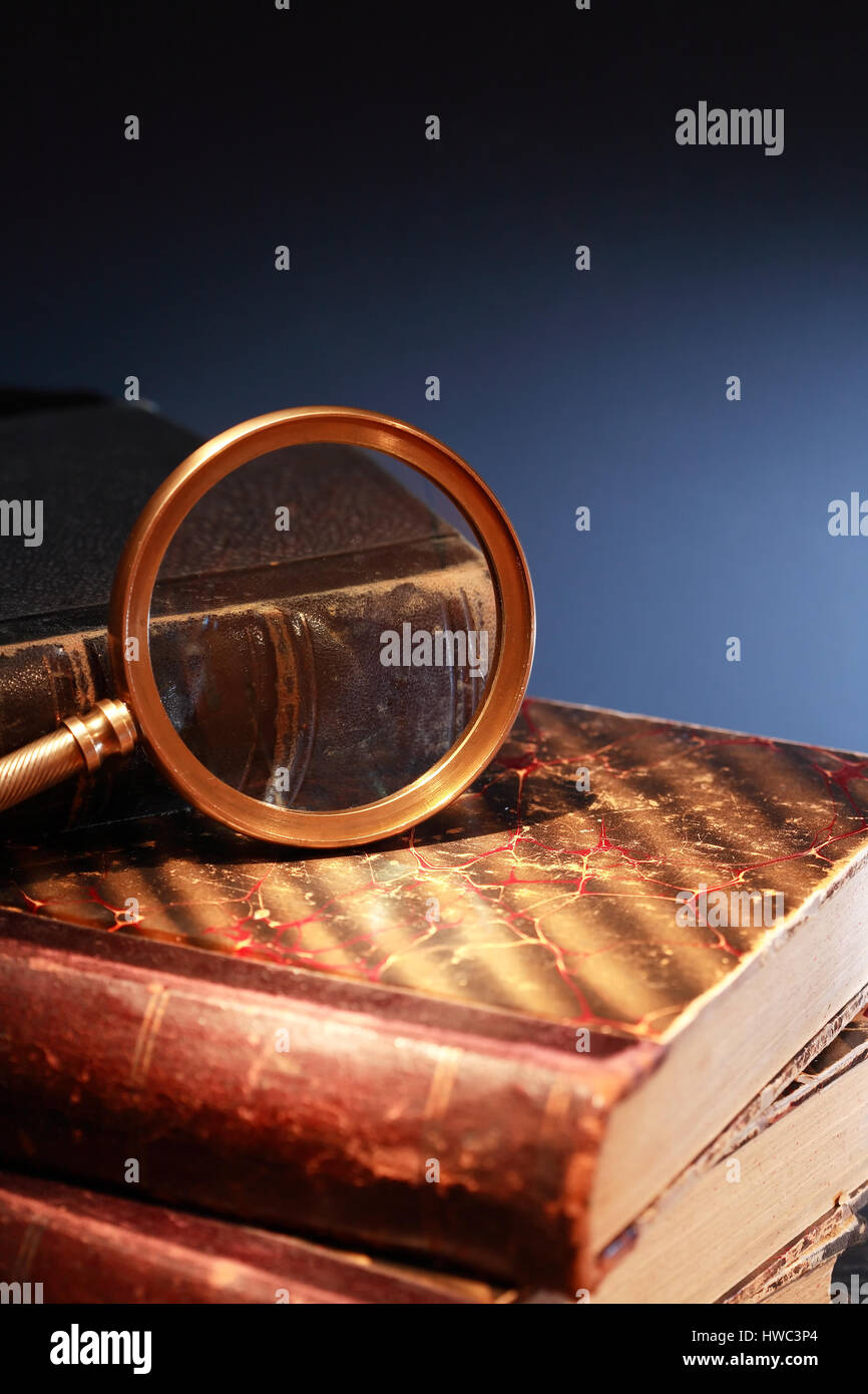 Magnifying glass old book hi-res stock photography and images - Alamy
