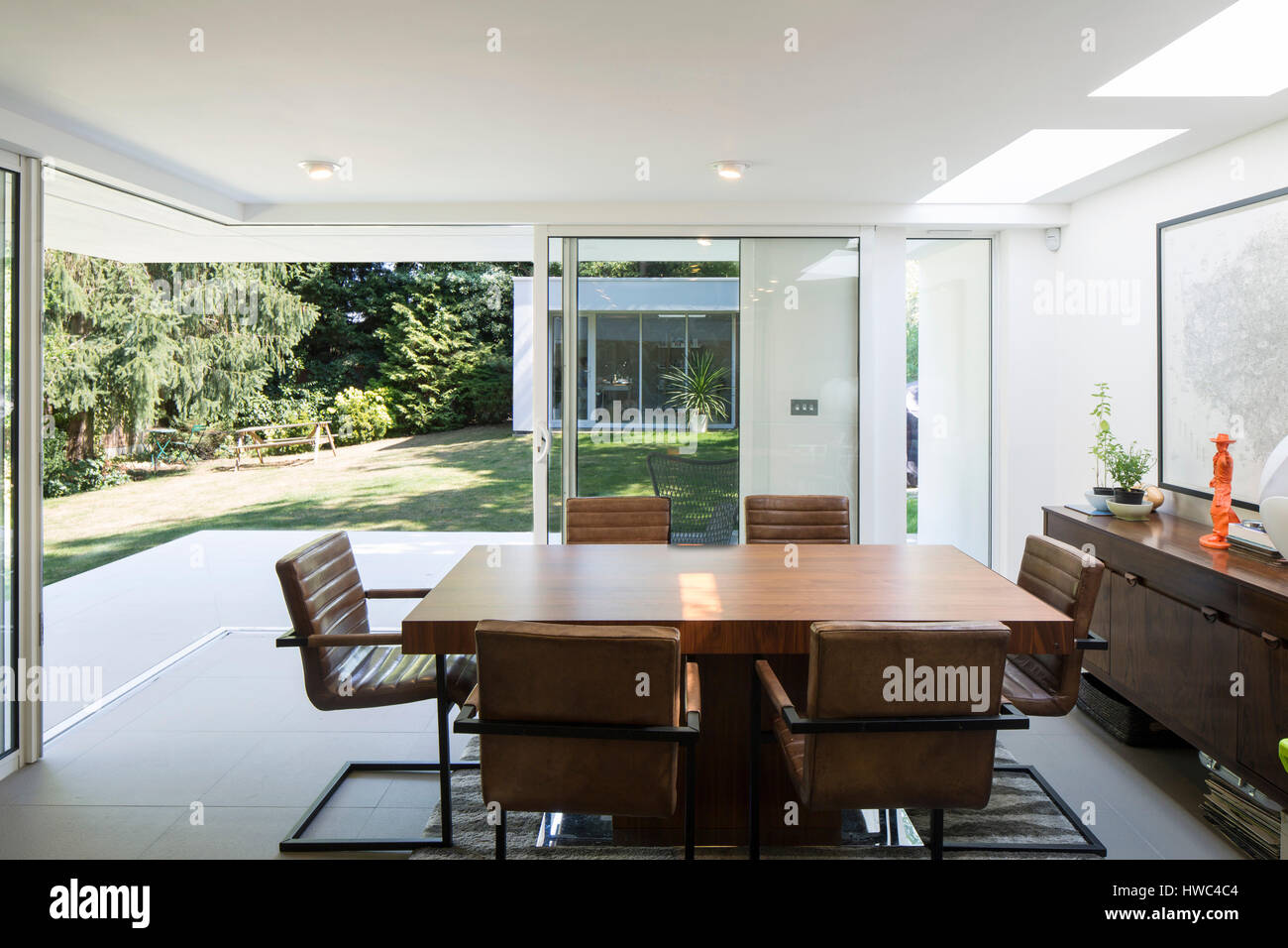 Dining room garden view hi-res stock photography and images - Alamy