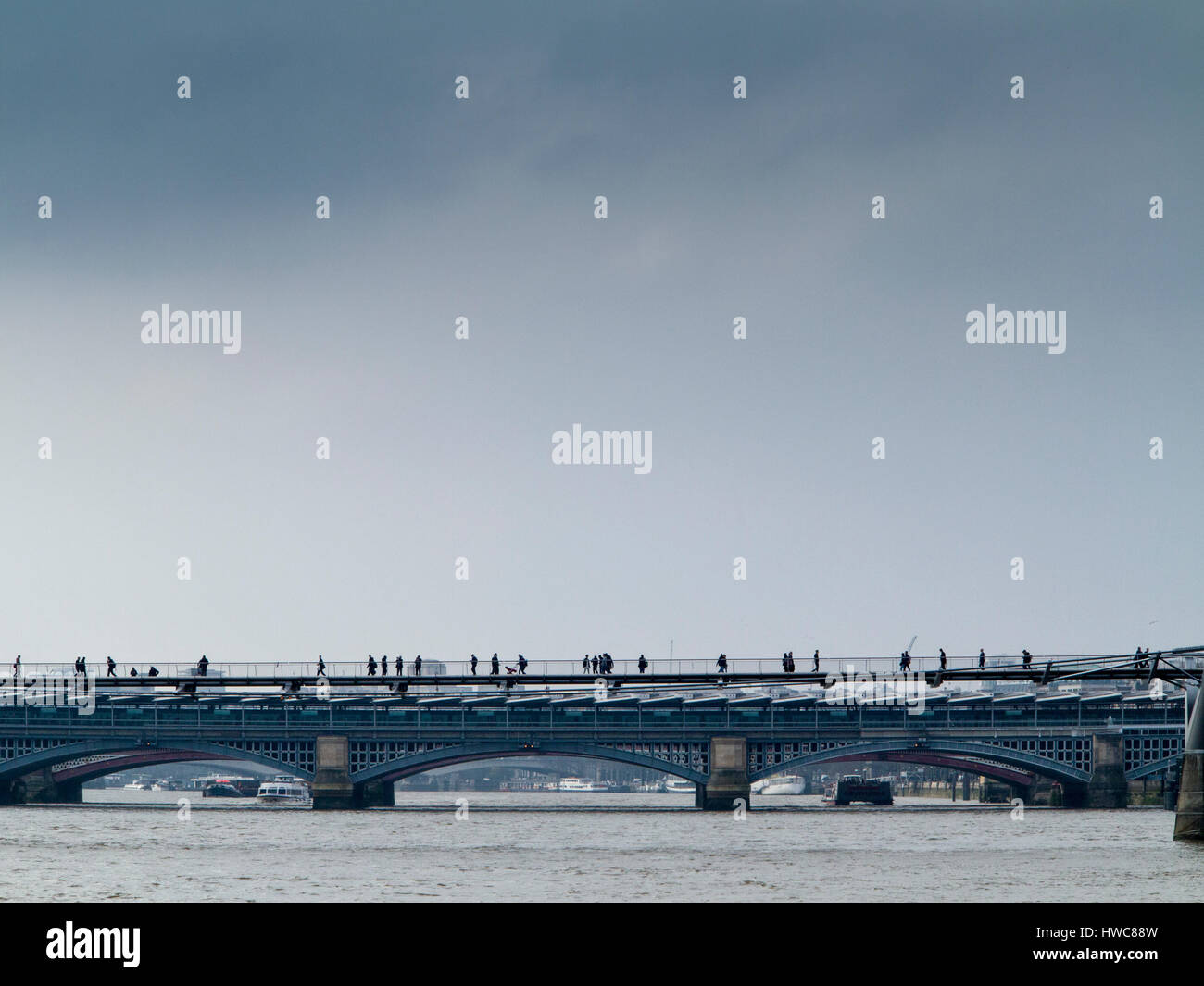 Millenium footbridge across river hi-res stock photography and images ...