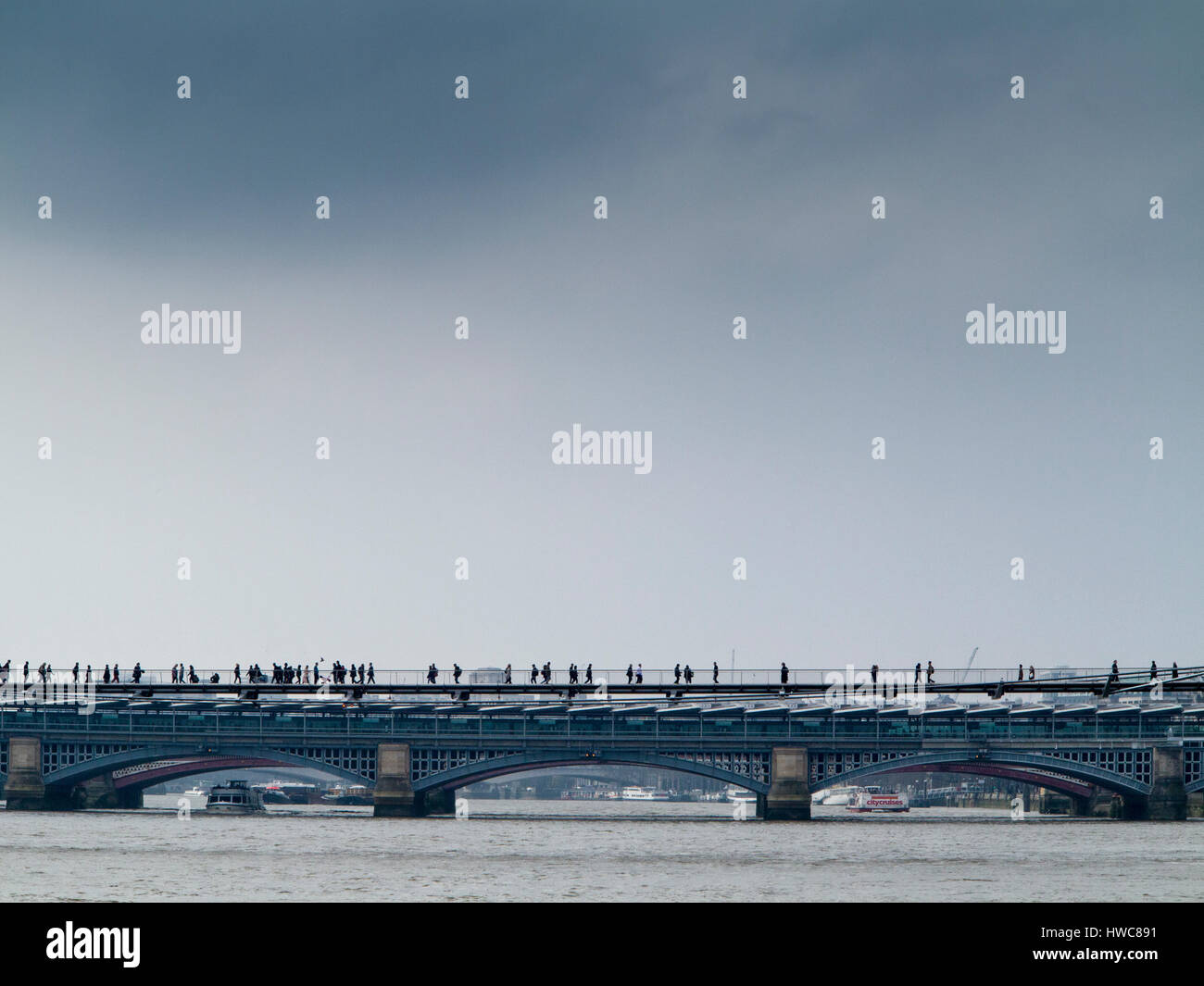 Millenium footbridge across river hi-res stock photography and images ...