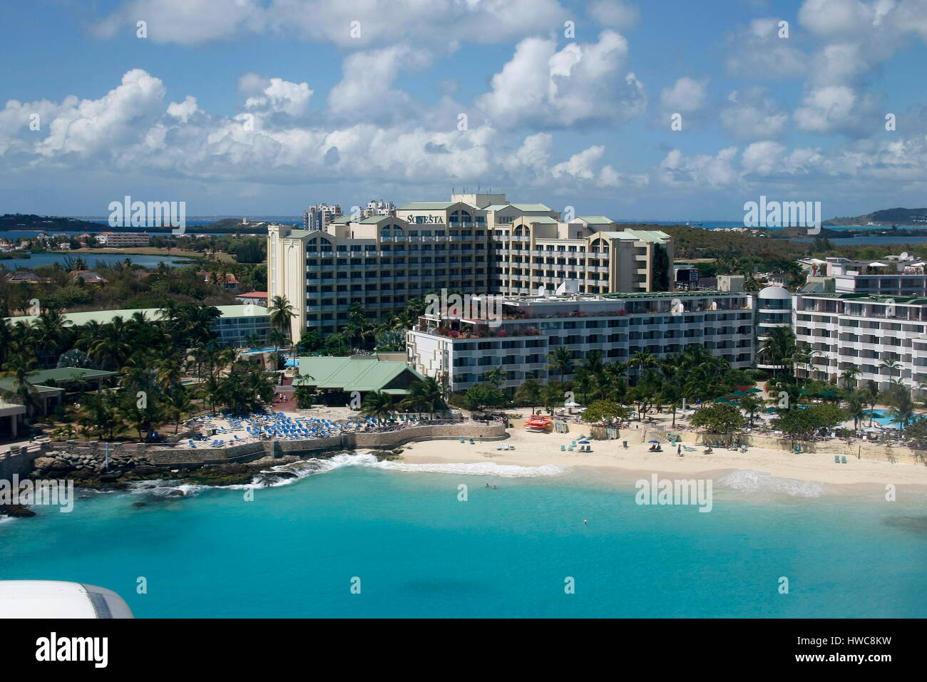 Coming in to land over the famous Maho/Sunshine Beach at Princess ...