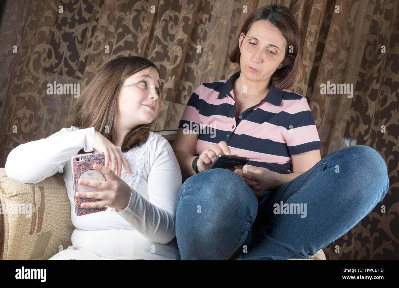 Mother daughter arguing smart phone hi-res stock photography and images - Alamy