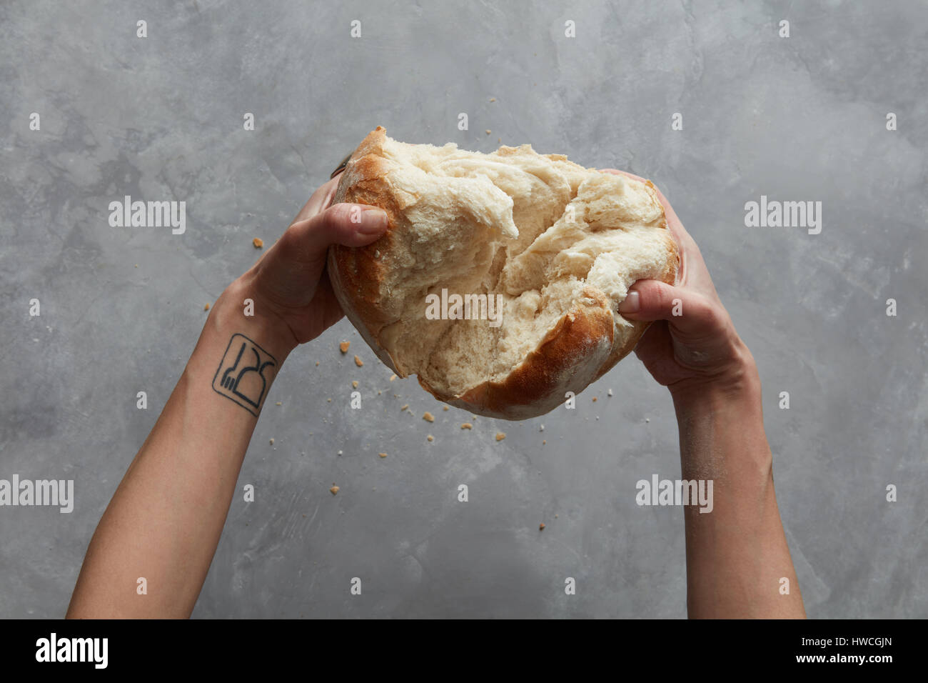 Breaking burger bun hi-res stock photography and images - Alamy