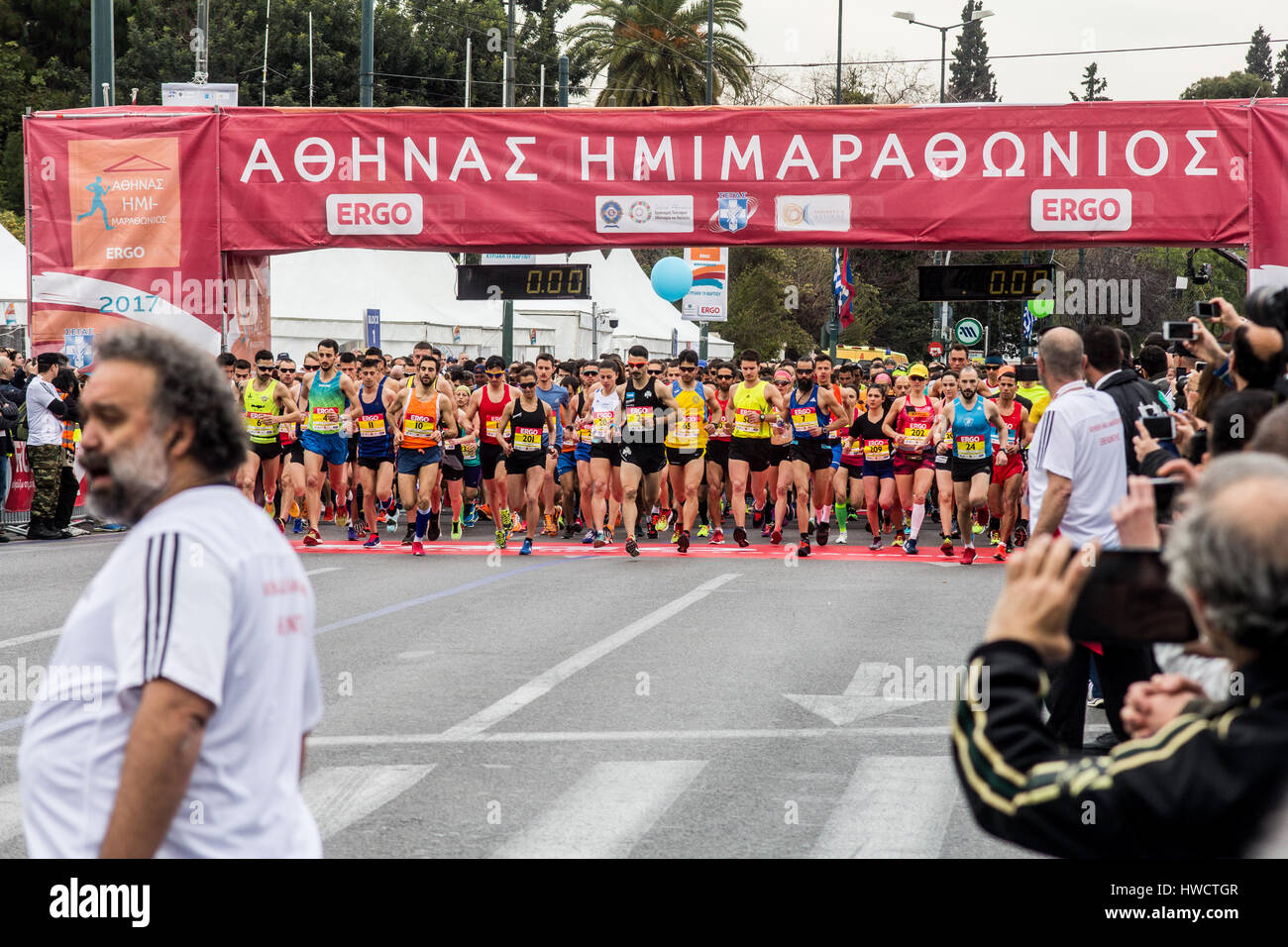 Athens, Greece. 19th Mar, 2017. The Half Marathon race starts. The 6th ...