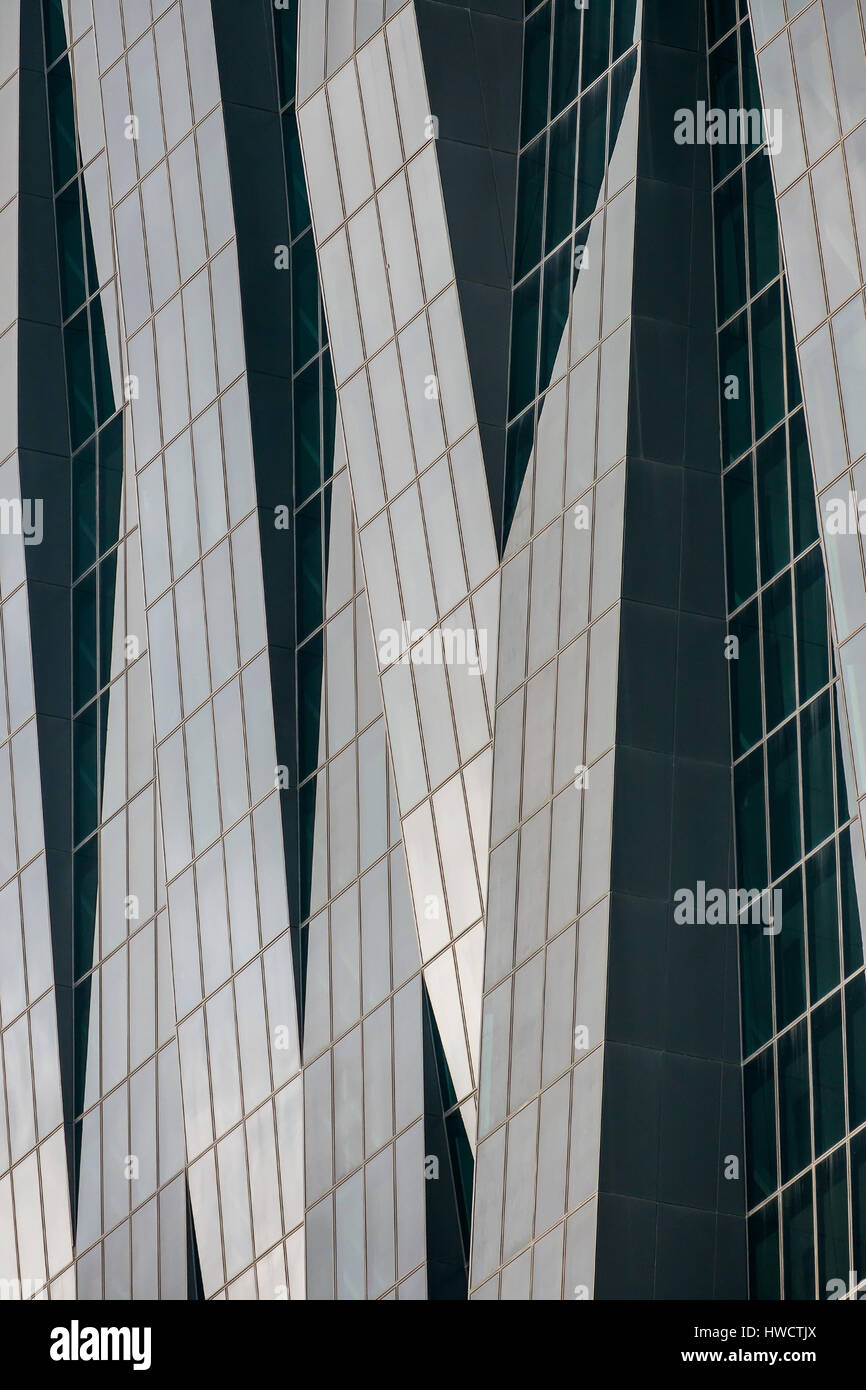 The window front of a modern building for offices, Die Fensterfront ...