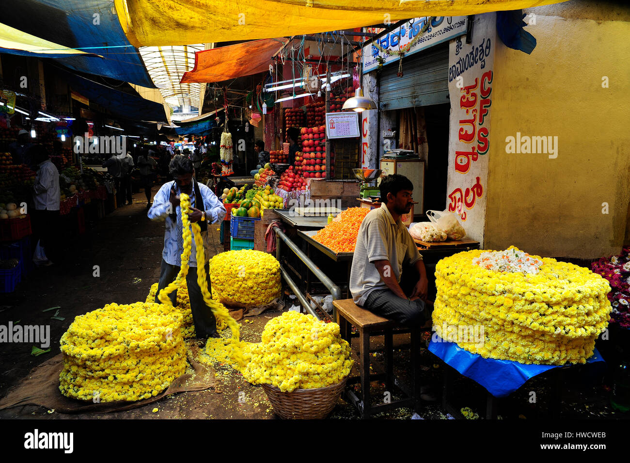 Flower sellers at the Mysore famous Flower Market, Mysore, Karnataka ...