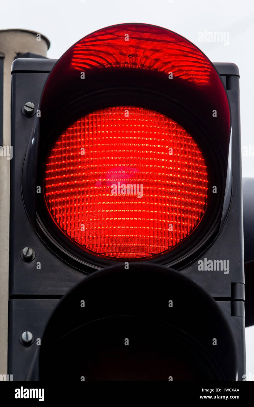 A traffic light shows red light. Symbolic photo for hold, end., Eine ...