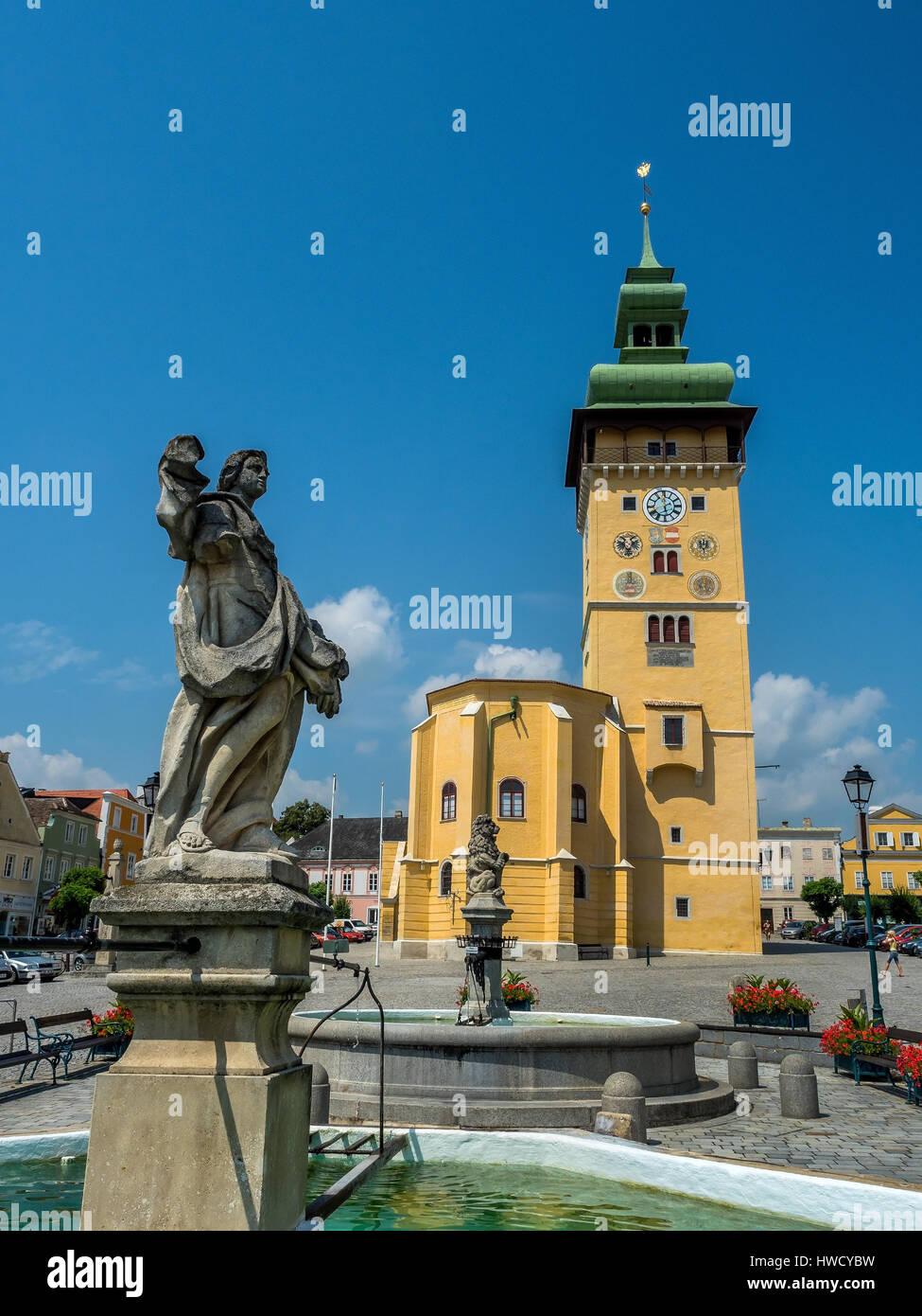 Austria, Lower Austria, Retz. Main square, city hall, Österreich ...