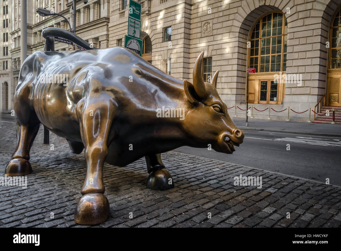 Charging bull wall street hi-res stock photography and images - Alamy