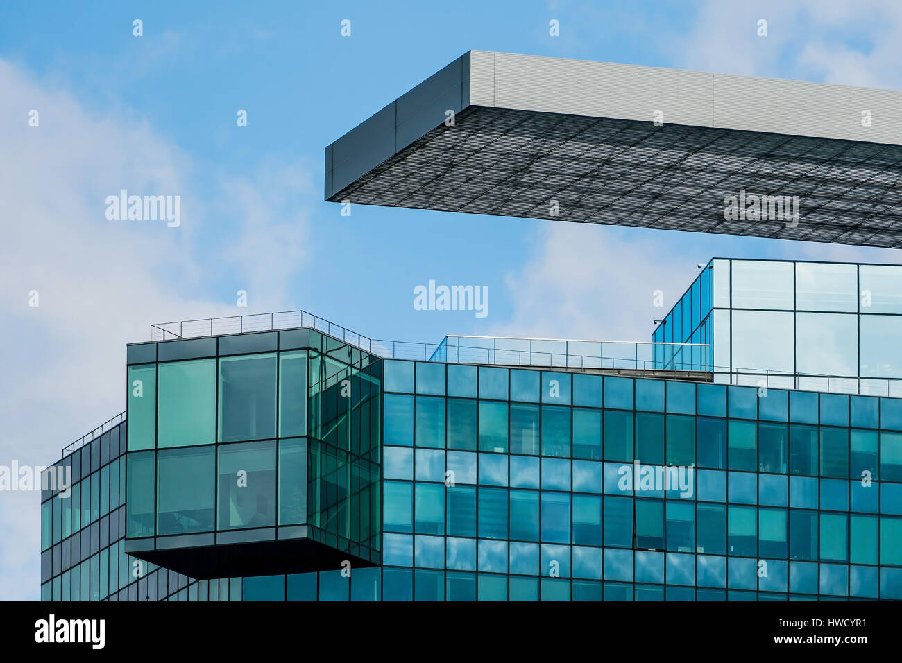 The window front of a modern building for offices, Die Fensterfront ...