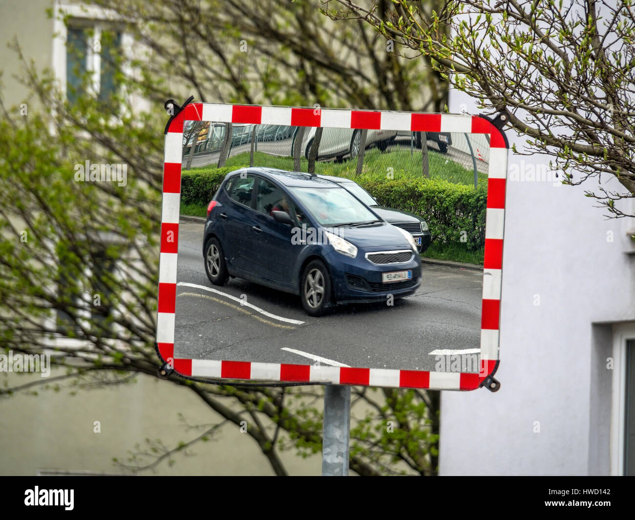 A car is visible in a traffic mirror., Ein Auto ist in einem ...