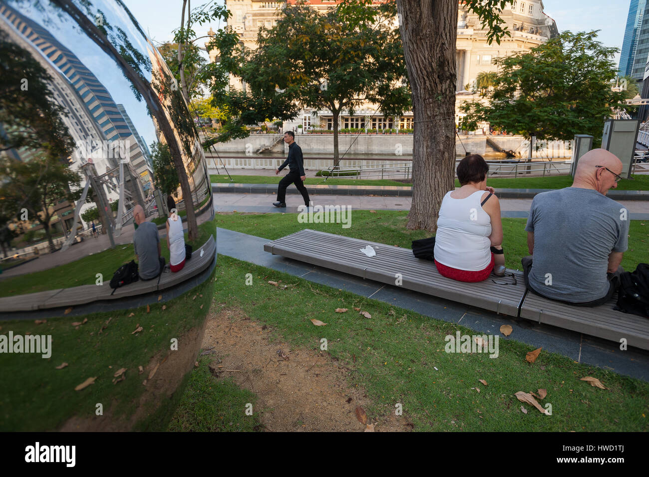 23.09.2016, Singapore, Republic of Singapore - Visitors sit on a park ...