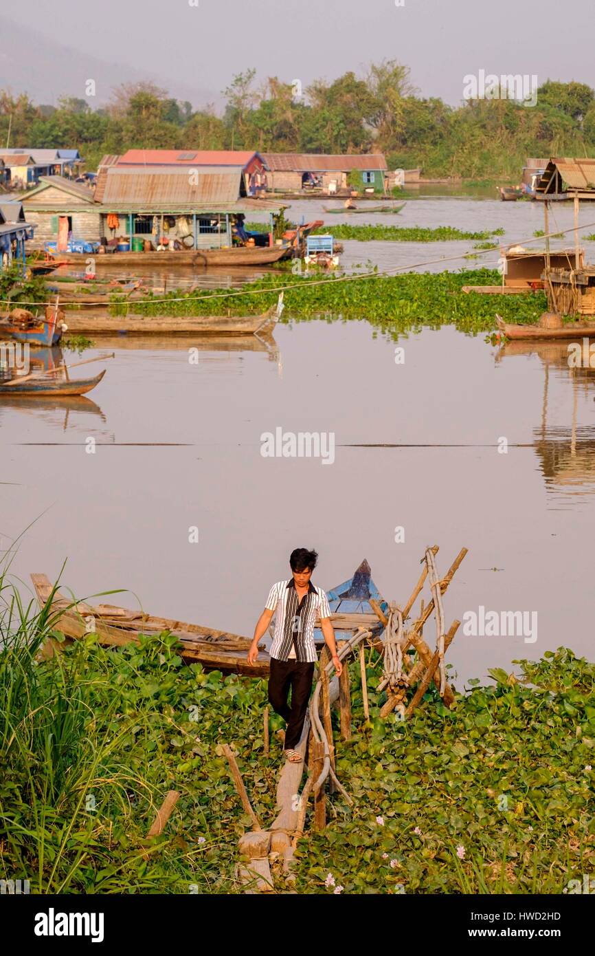 Cambodia, Kompong Chhang province, Kompong Chhnang ou Kampong Chhnang,Floating fishermen village ...