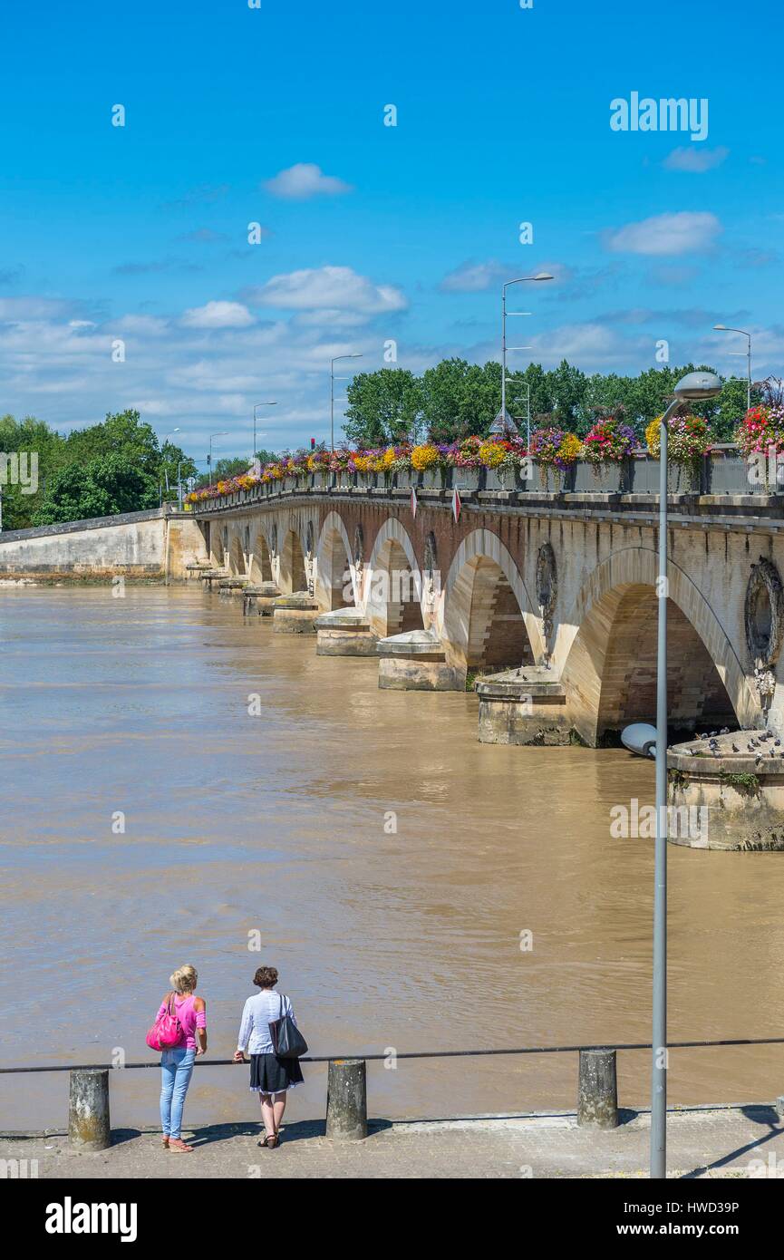 France, Gironde, Libourne, stone bridge over the Dordogne river built ...