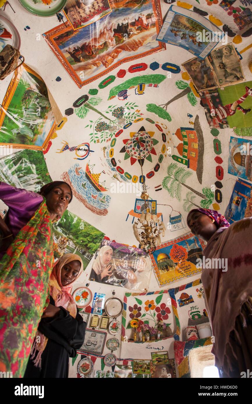 Yemen, Tihama, hut decorated with paintings and plates Stock Photo - Alamy