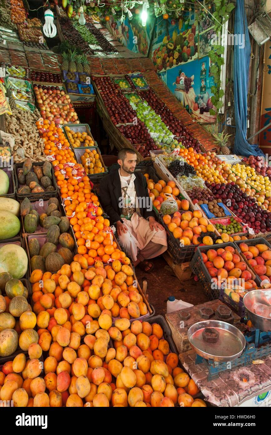 Yemen, Sanaa, fruits and vegetables seller Stock Photo - Alamy