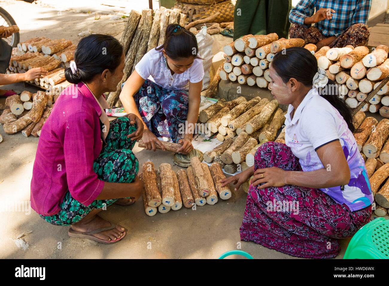Myanmar (Burma), Pakkoku, tanaka sellers Stock Photo - Alamy
