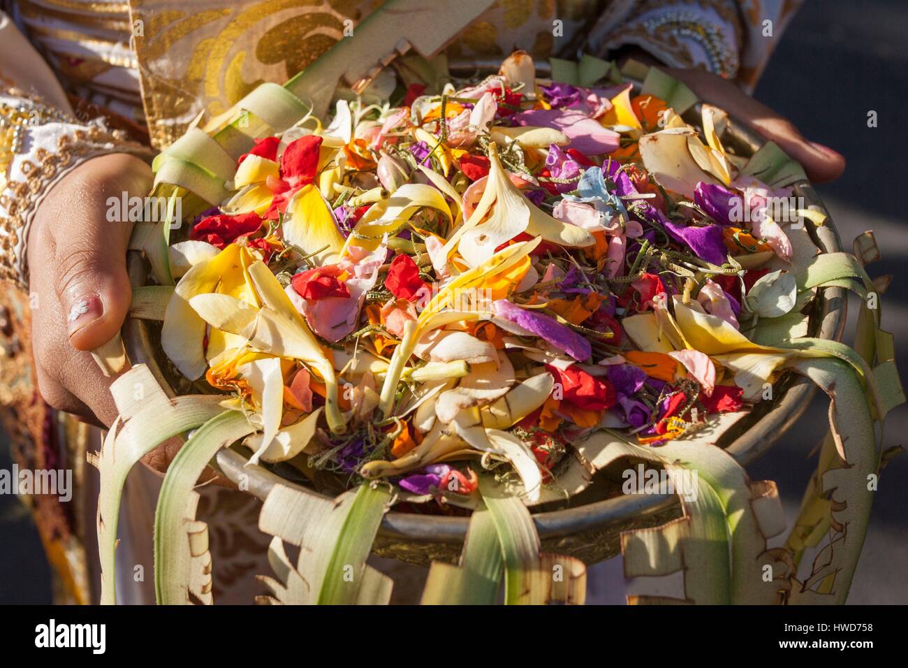 Indonesia, Bali, flowers offerings in the temple Stock Photo - Alamy