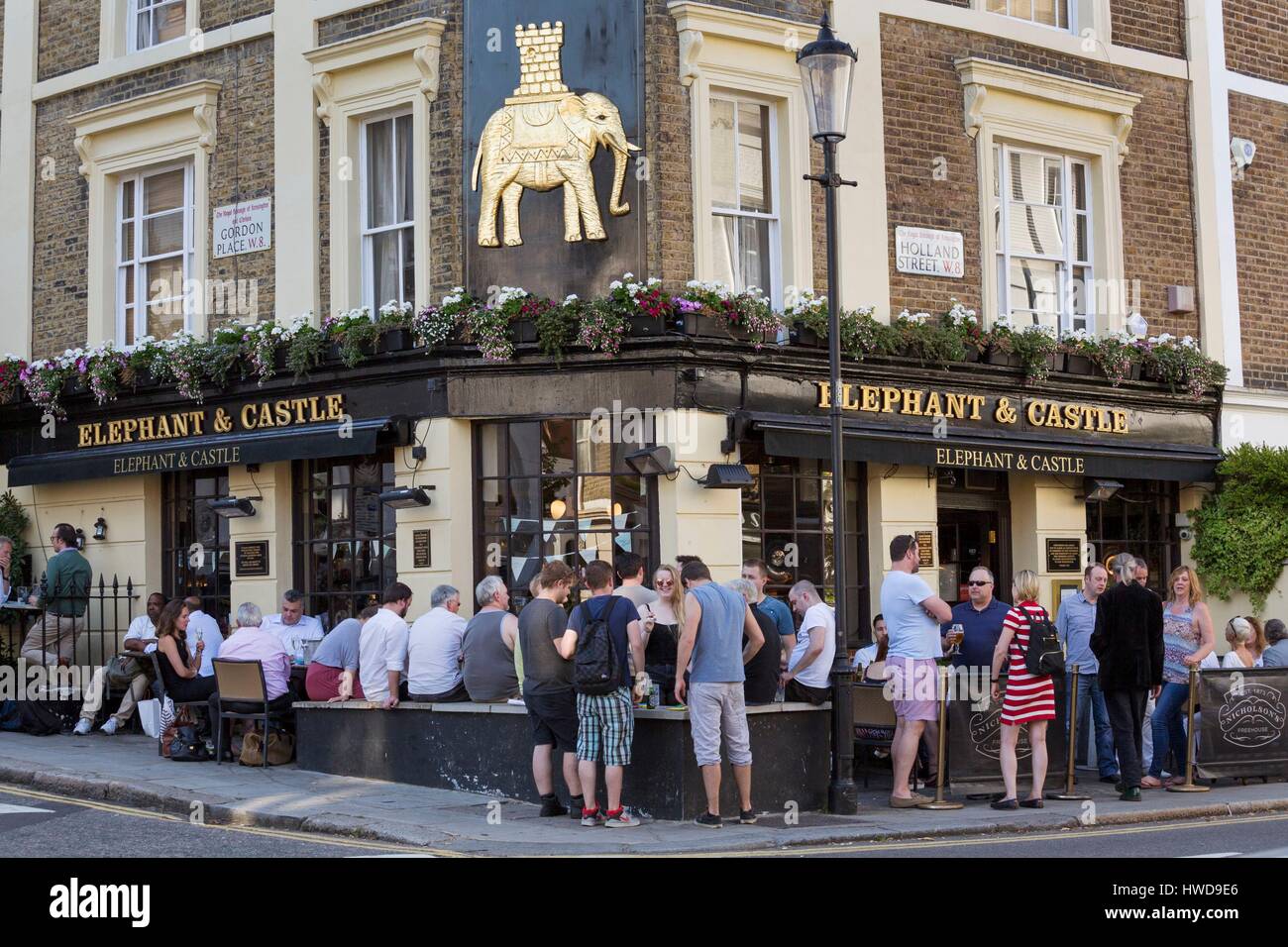 Elephant and castle pub hi-res stock photography and images - Alamy