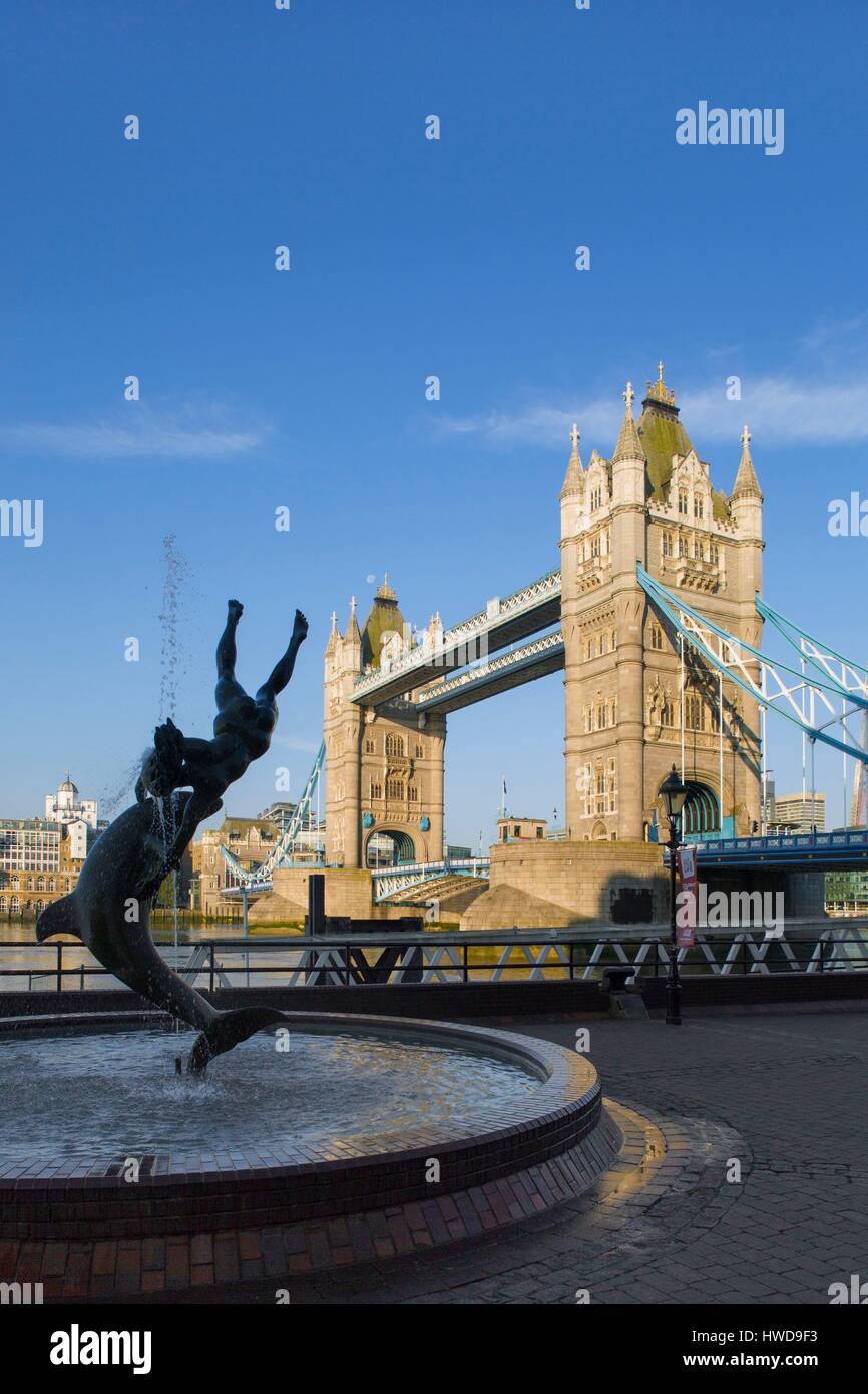 Statue in fountain tower bridge hi-res stock photography and images - Alamy
