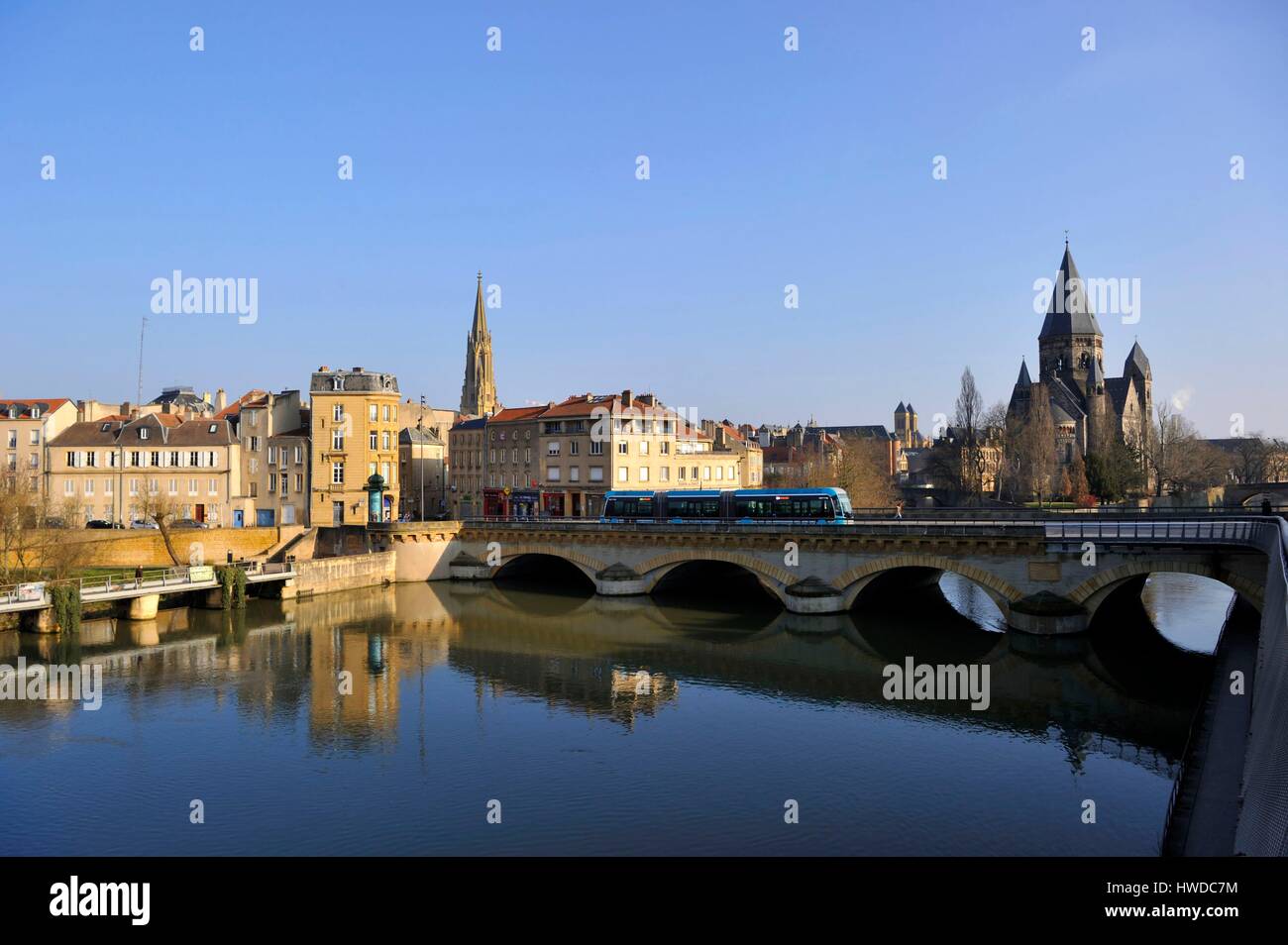 /France, Moselle, Metz, the Moyen bridge, the banks of the Moselle ...