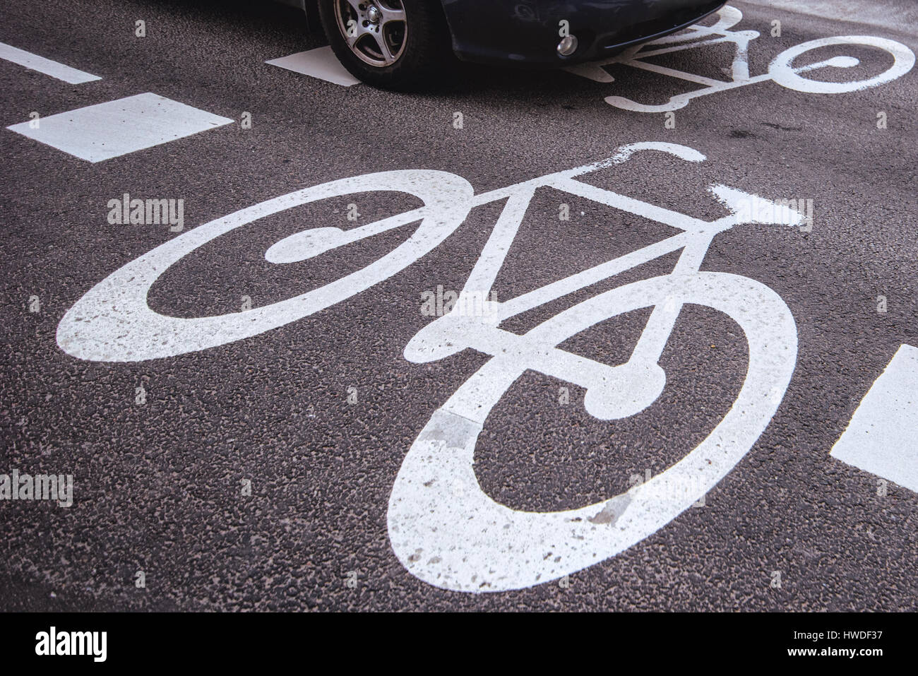 Bicycle crossing sign hi-res stock photography and images - Alamy