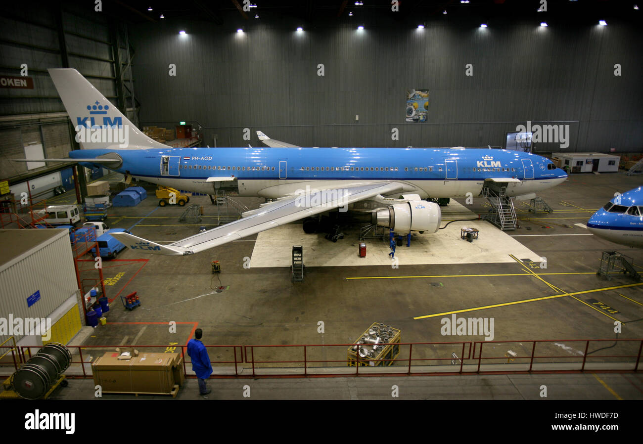 maintenance of jet engines at schiphol Stock Photo - Alamy