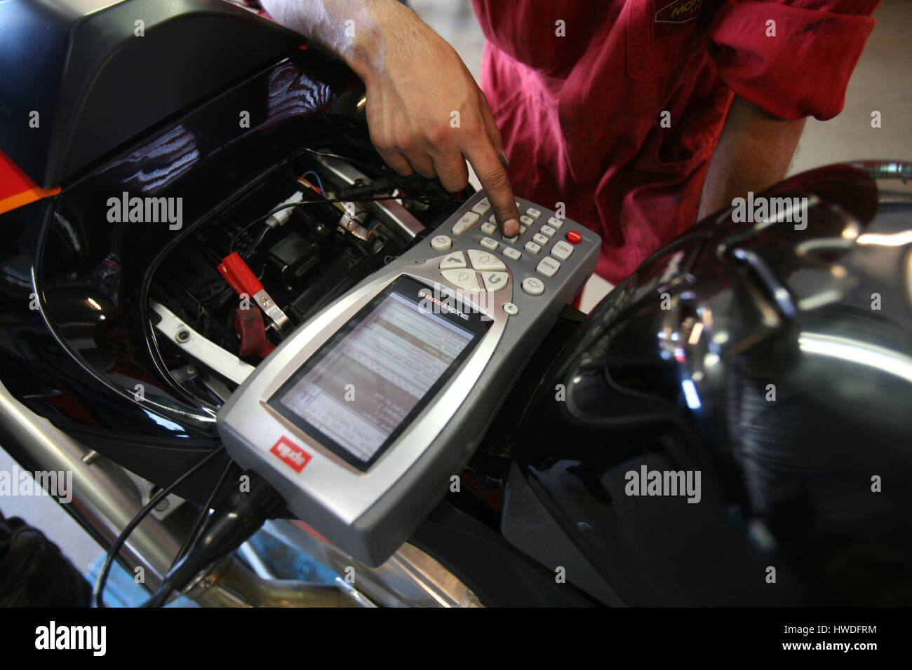 motor mechanic at work, maintaining engines in a workshop Stock Photo ...