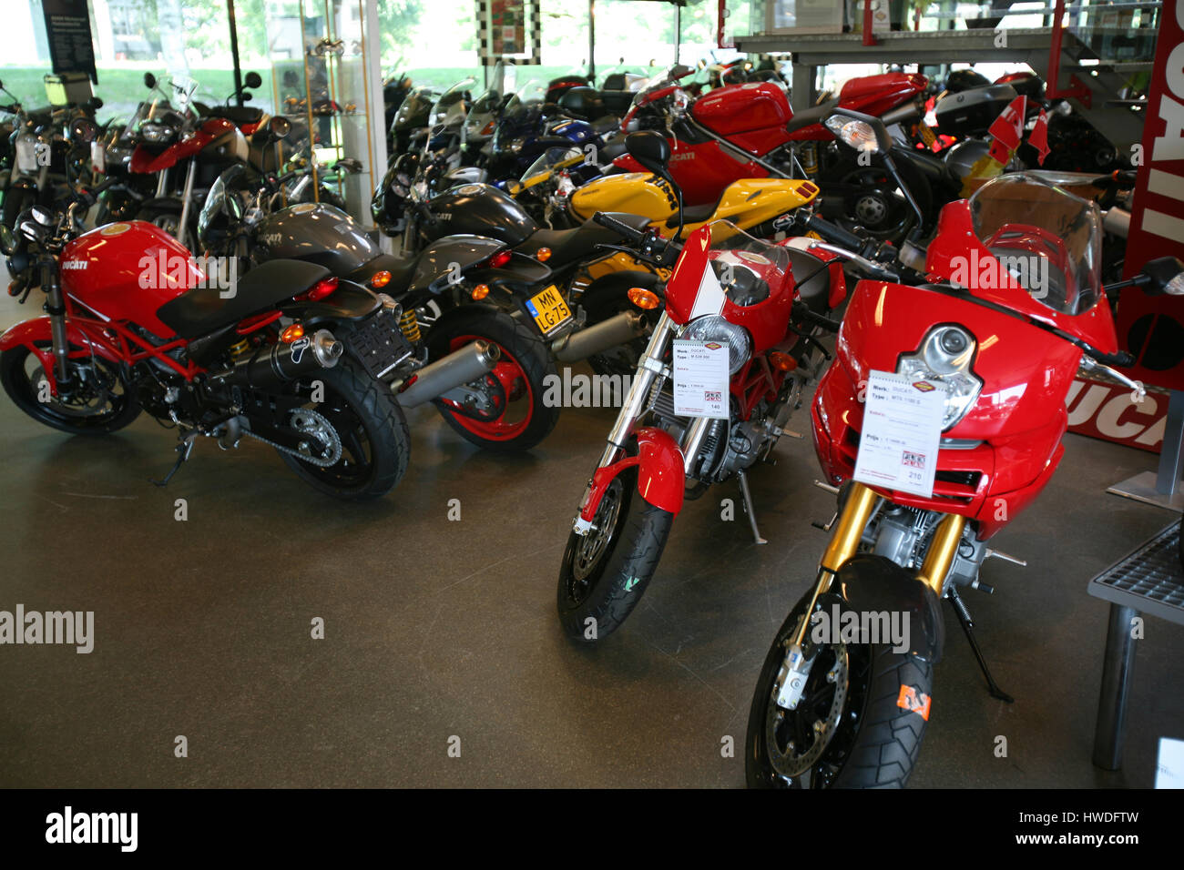 motor mechanic at work, maintaining engines in a workshop Stock Photo ...