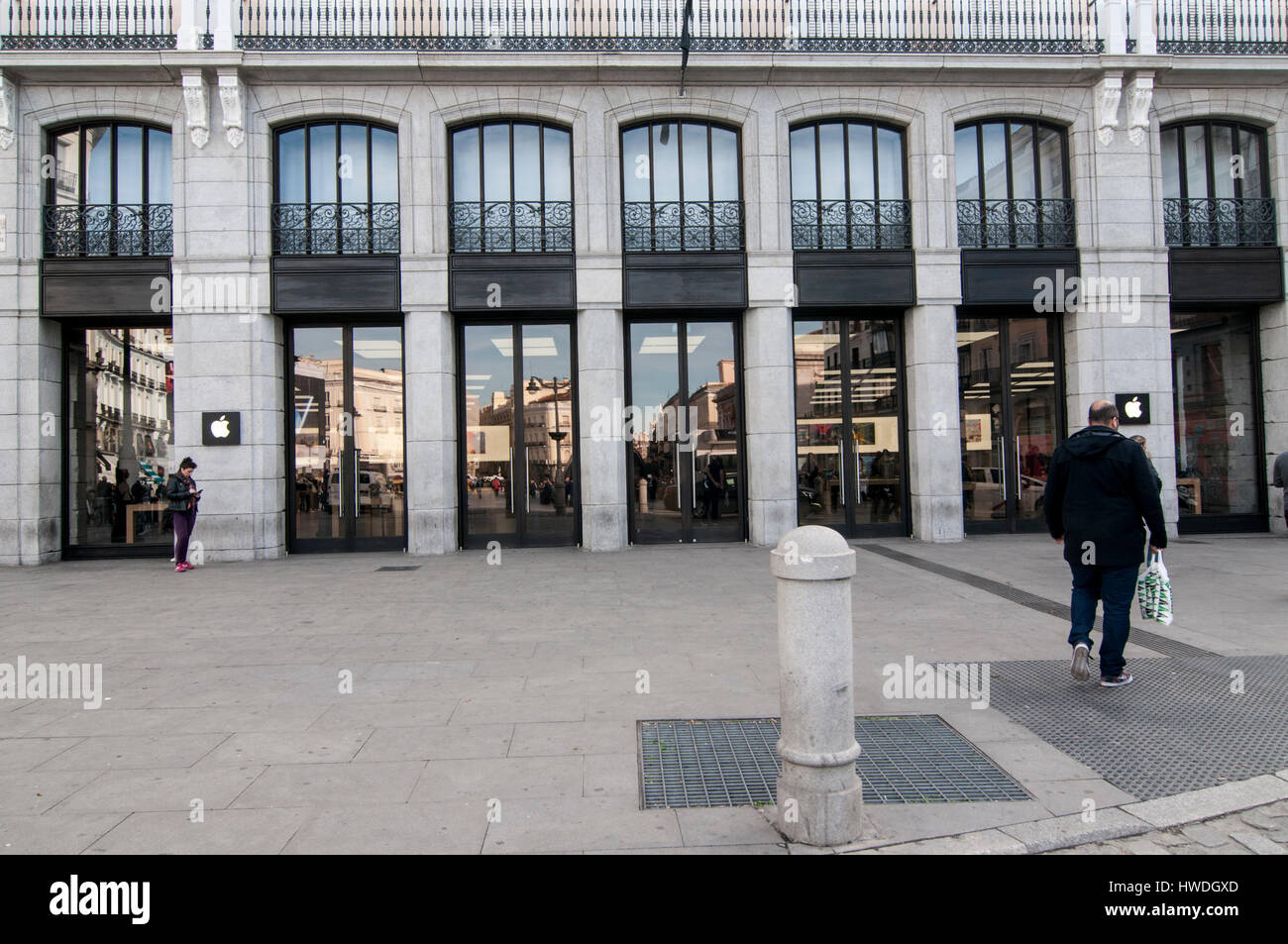 Apple store Puerta del sol, Puerta del Sol, Madrid, Spain Stock Photo ...