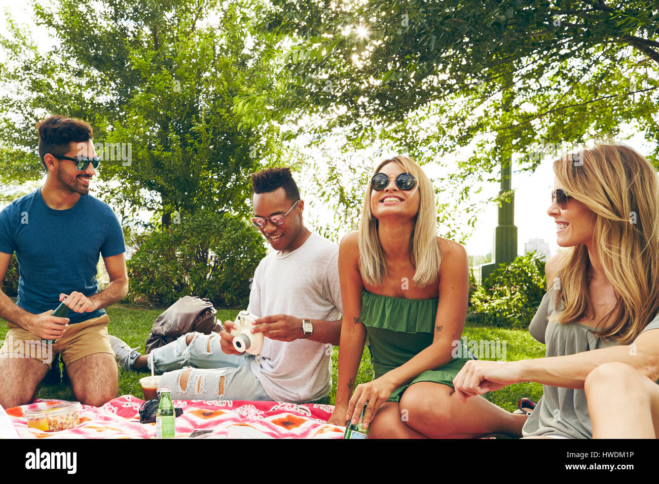 Picnicking hi-res stock photography and images - Alamy