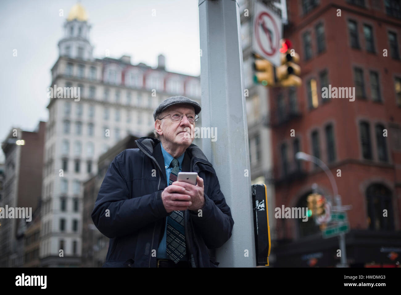Leaning on lamppost hi-res stock photography and images - Alamy