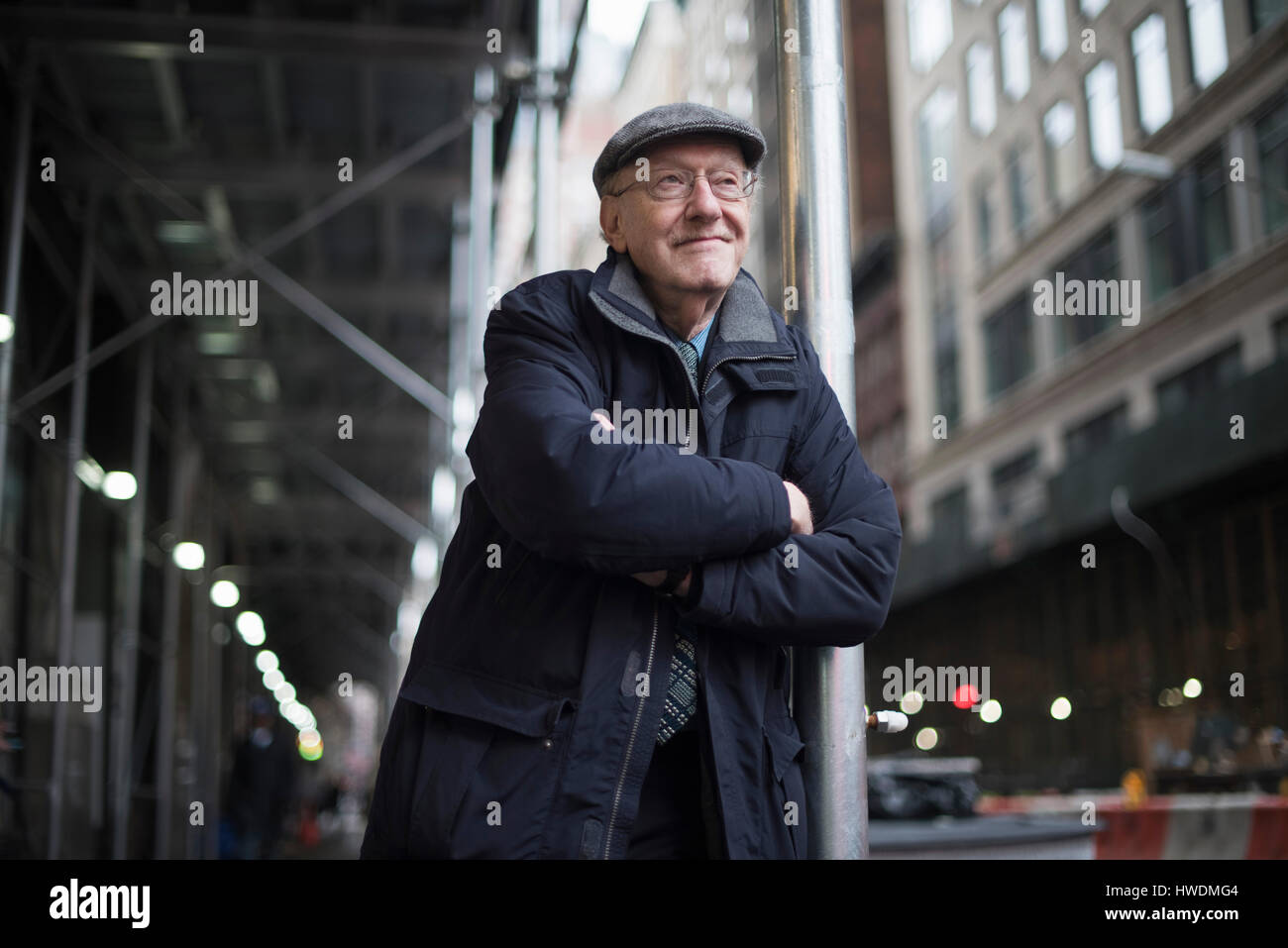Leaning on lamppost hi-res stock photography and images - Alamy