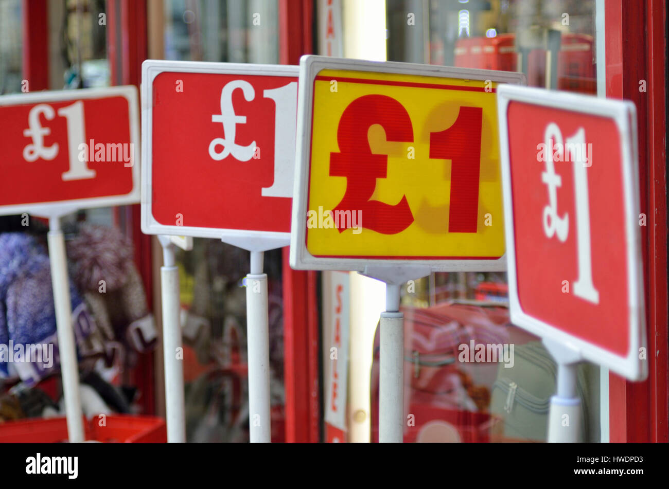 One pound shop hi-res stock photography and images - Alamy