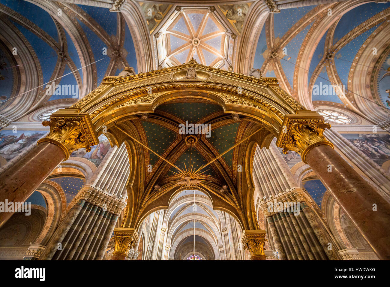 inside catholic church with altar in the middle Stock Photo - Alamy