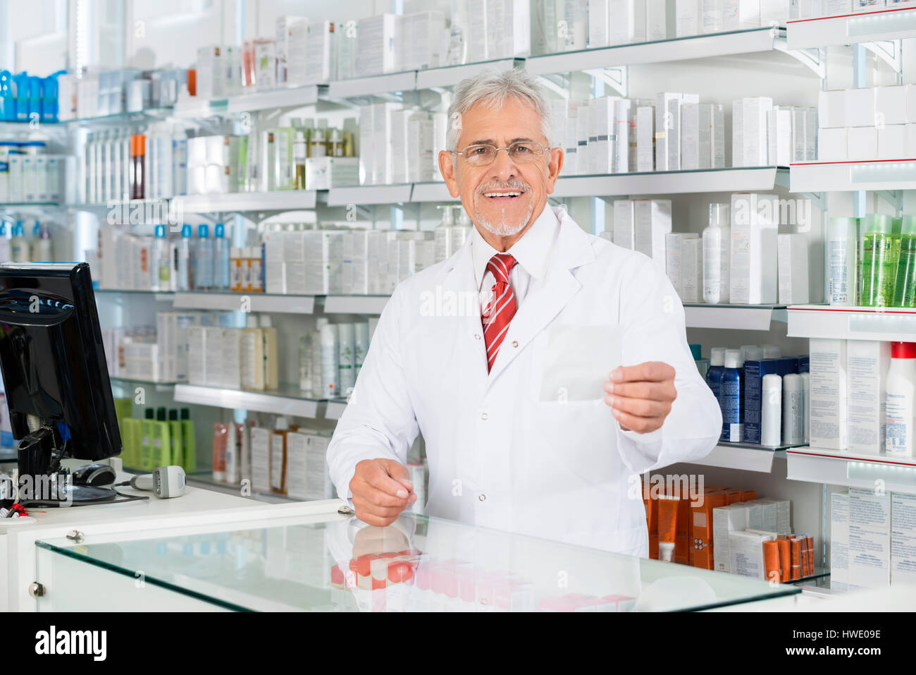 Male chemist hi-res stock photography and images - Alamy
