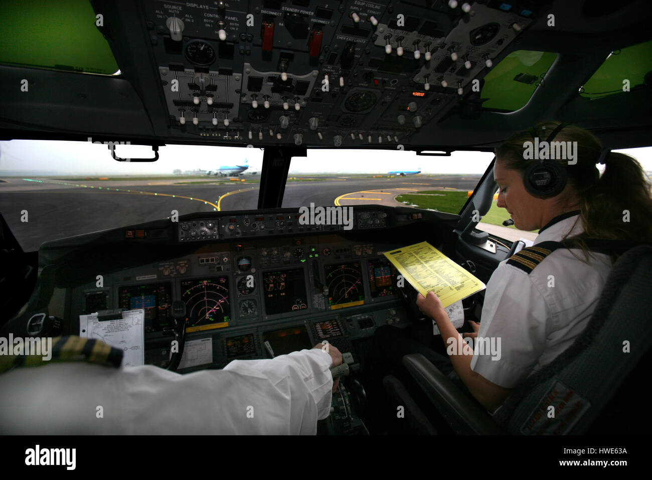Boeing 737 cockpit transavia hi-res stock photography and images - Alamy